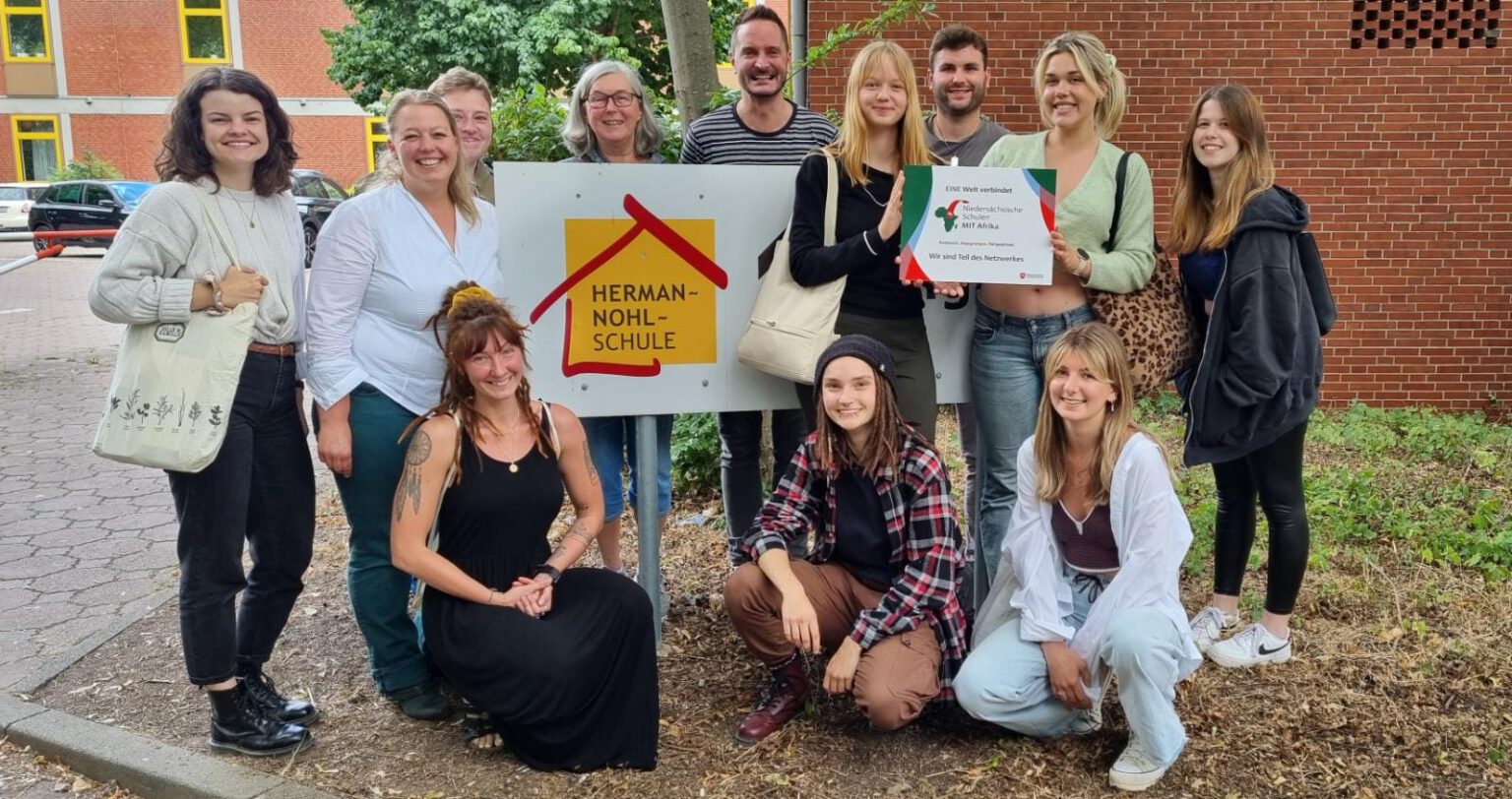 Gruppenbild_Outgoing_Gruppe_2022_mit_Plakette_und_HNS-Logo – Herman ...